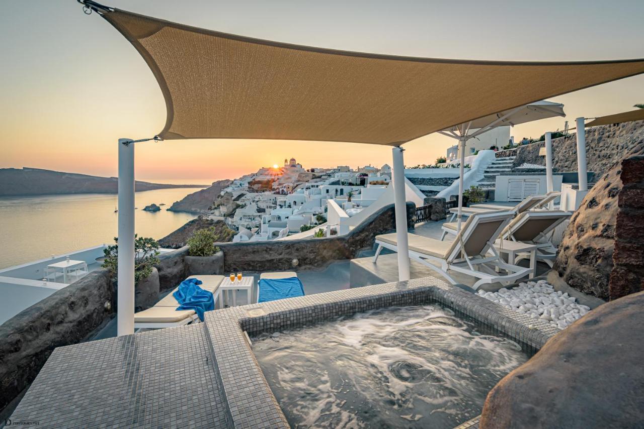18 Stunning Oia Hotels with Caldera Views